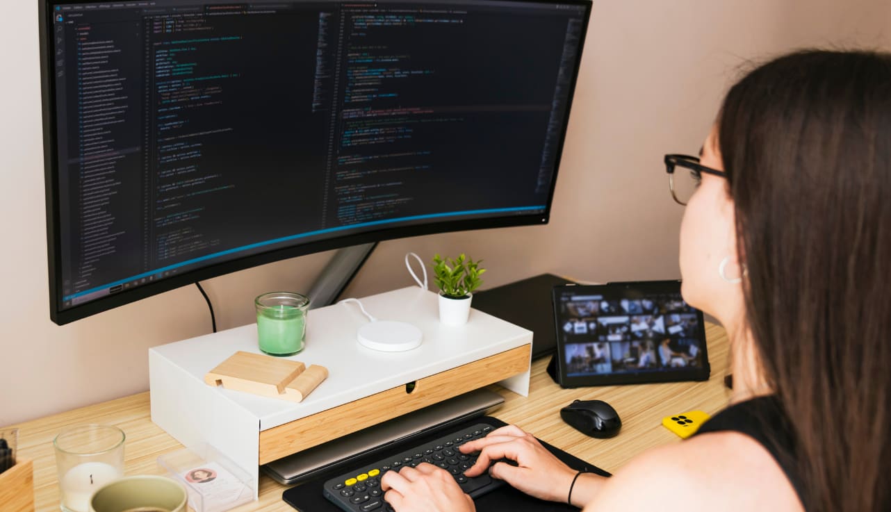 How to Choose a Monitor for Freelance Work: A No-BS Guide for 2025